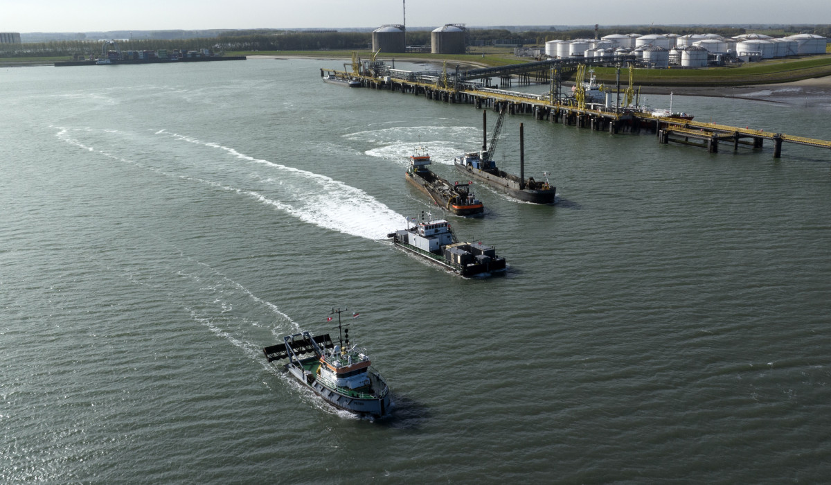 Option charter, deployment of equipment for North Sea Port • Dutch Dredging